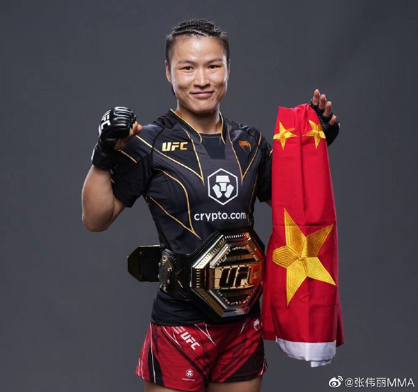 张伟丽重夺UFC冠军后发文：每一个伟大的成功都离不开团队合作 - 文体动态 - 新湖南
