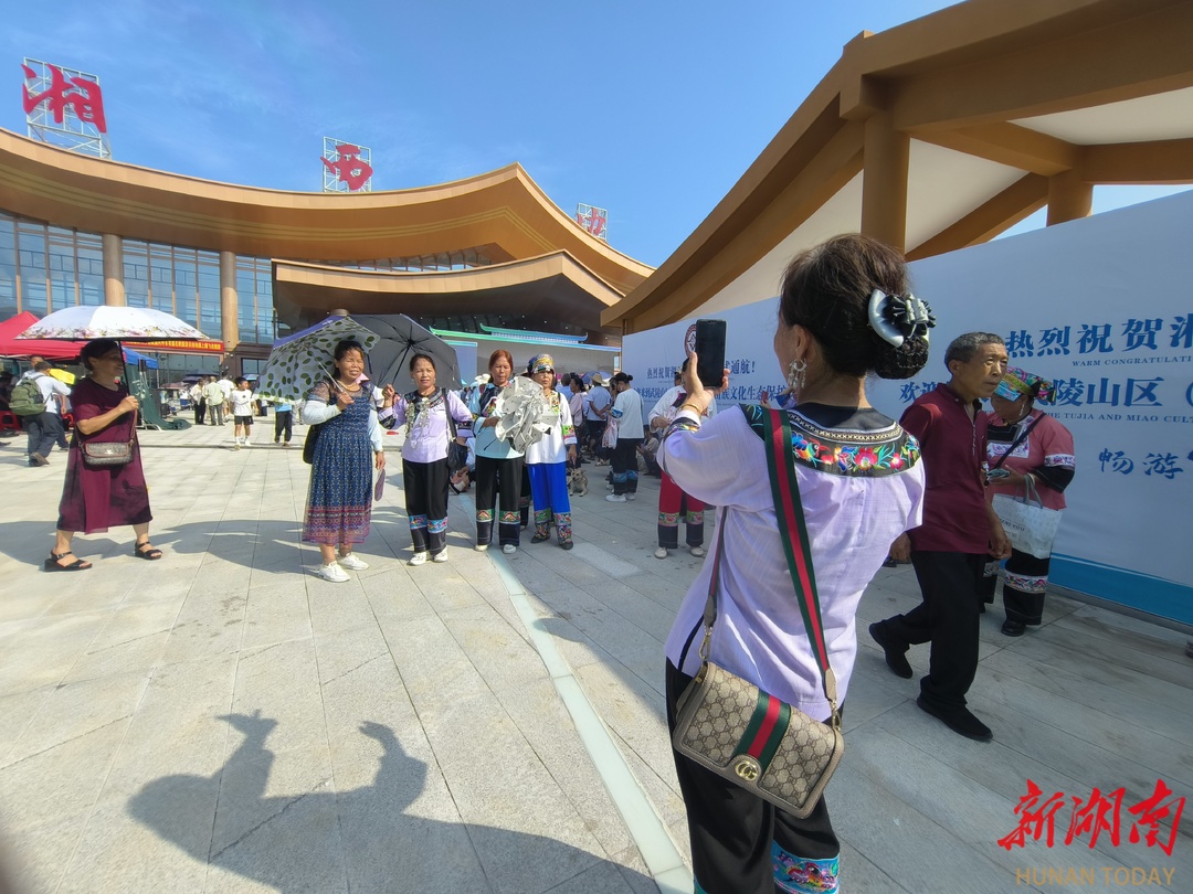 湘西人民着盛装迎湘西边城机场通航 - 焦点图 - 湖南在线 - 华声在线