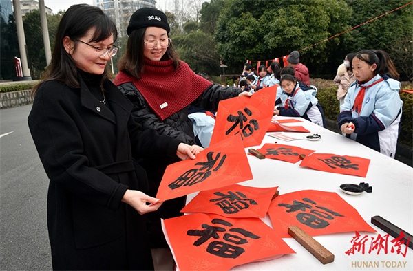 Students Write Spring Couplets to Extend New Year Wishes - top news - 新湖南