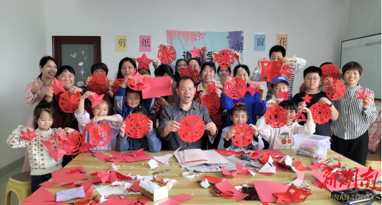 省剪纸专家到道童村开展公益培训活动 - 娄底 - 新湖南